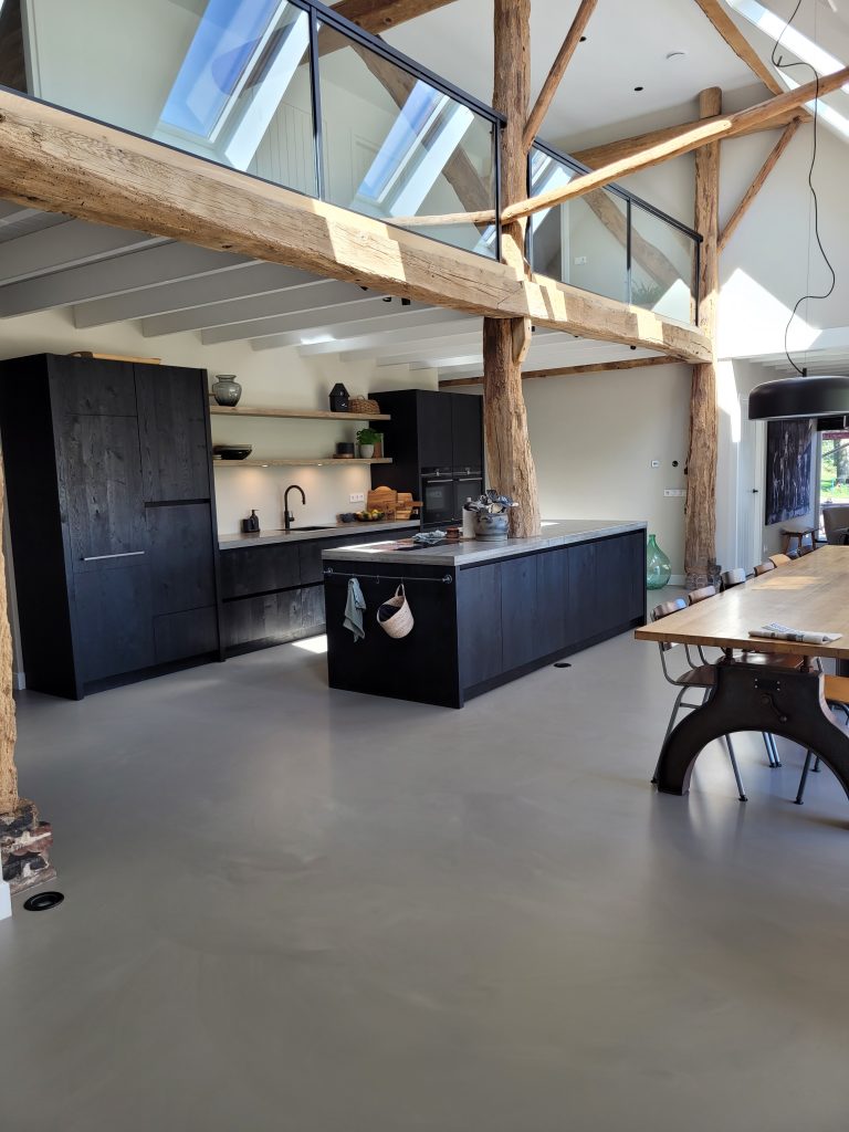 Hoe dik is een gietvloer? | Advies op maat van Jeuring Vloeren